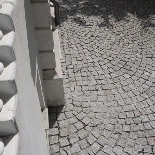 Grey Granite Splitface Cobblestone, 10 x 10 x 10 cm - Piatraonline UK