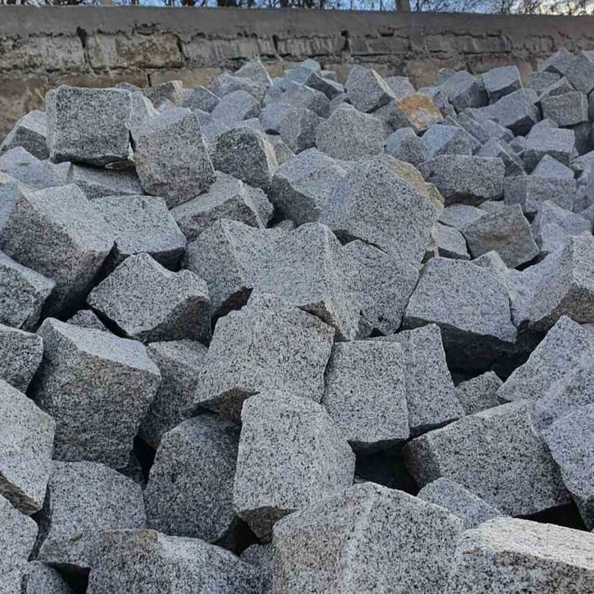 Grey Granite Splitface Cobblestone, 10 x 10 x 10 cm - Piatraonline UK
